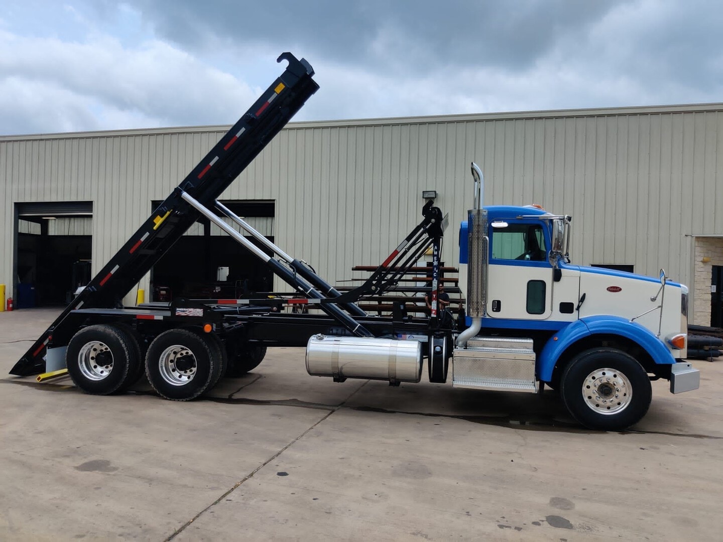 Roll Off Truck Dealers in TX | Roll Off Truck World